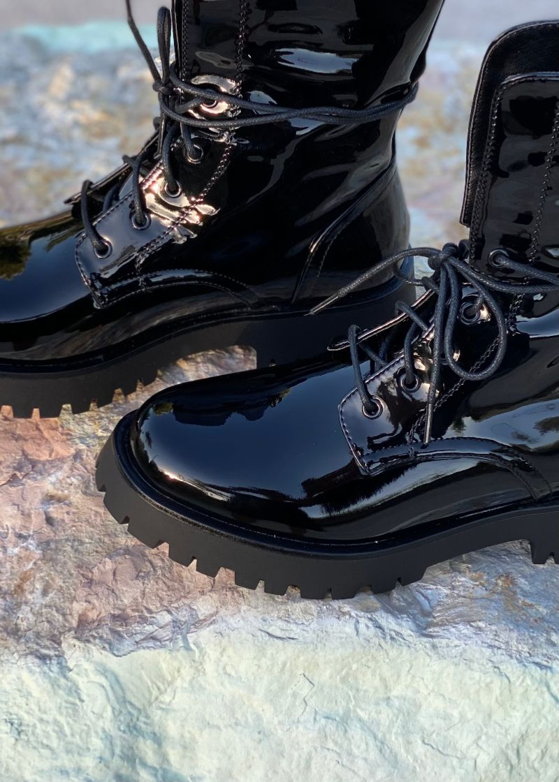 Bottines noires vernies à lacets montantes